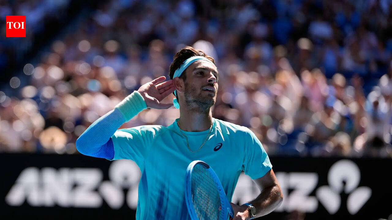 One-handed magic in Melbourne: Lorenzo Musetti enters the Sincaraz ...