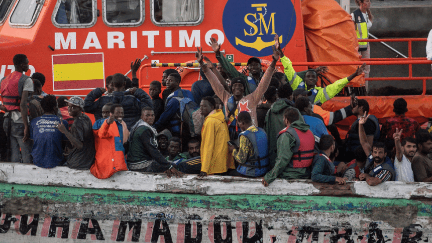 Spain to grant legal status to HALF A MILLION illegal immigrants - Aman ...
