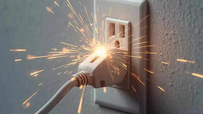 Why your power outlet spark when you plug something in and when it is ...